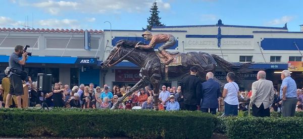 Matamata Racehorse Statue - Thoroughbred Cafe - RaceCafe NZ's Premier ...